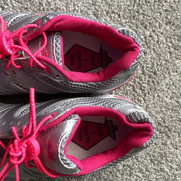 Avia | Shoes | Euc Avia Athletic Shoes With Lock Laces Silver And Pick ...